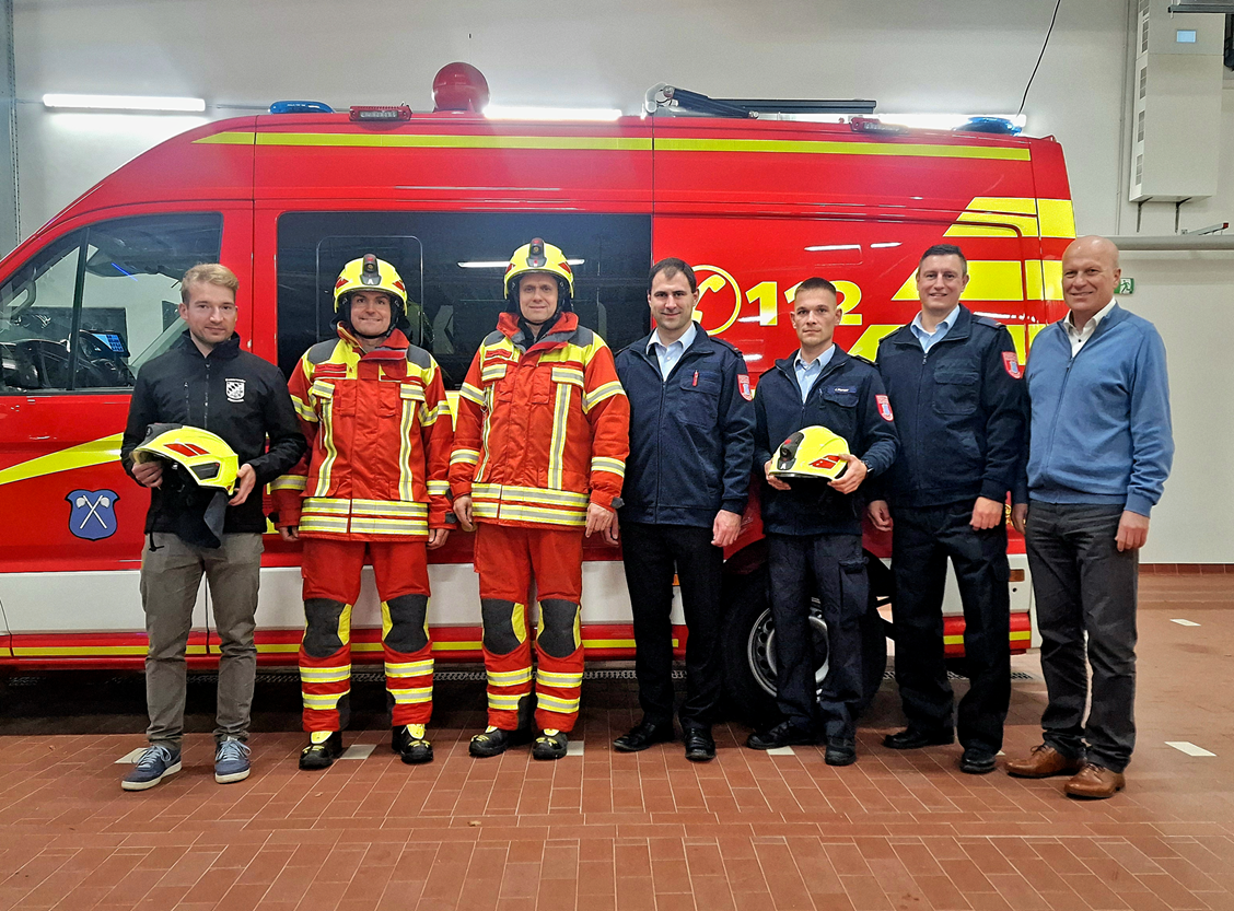 Feuerwehren Schierling, Eggmühl und Unterlaichling mit neuen Feuerwehrhelmen ausgestattet